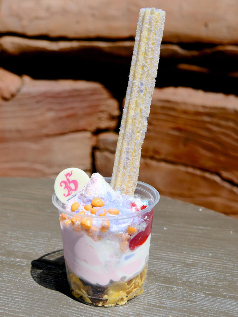 コットンキャンディー味！ラケッティのラクーンサルーン東京ディズニーリゾート35周年“Happiest Celebration”クリッターサンデー