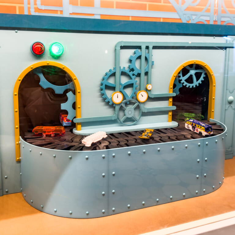 好きなパーツを選んでつくれる！東京ディズニーランド「トイ・ステーション」ディズニー・ビークル・ファクトリー（TDR40周年ディズニーリゾートクルーザートミカ）