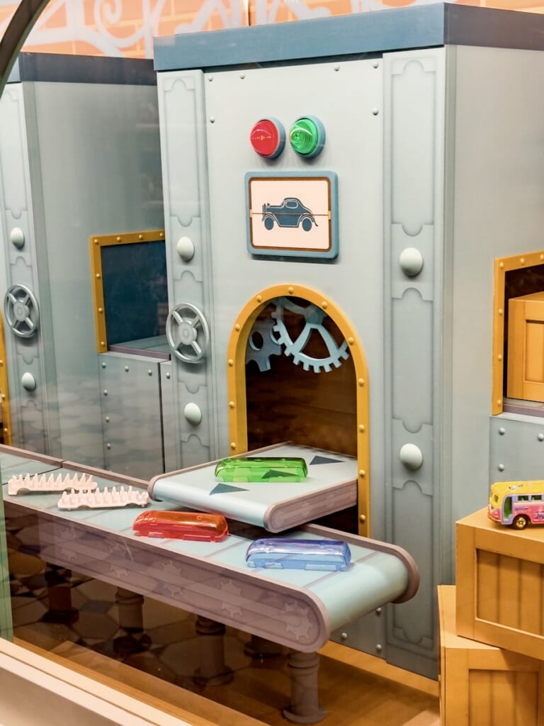 好きなパーツを選んでつくれる！東京ディズニーランド「トイ・ステーション」ディズニー・ビークル・ファクトリー（TDR40周年ディズニーリゾートクルーザートミカ）