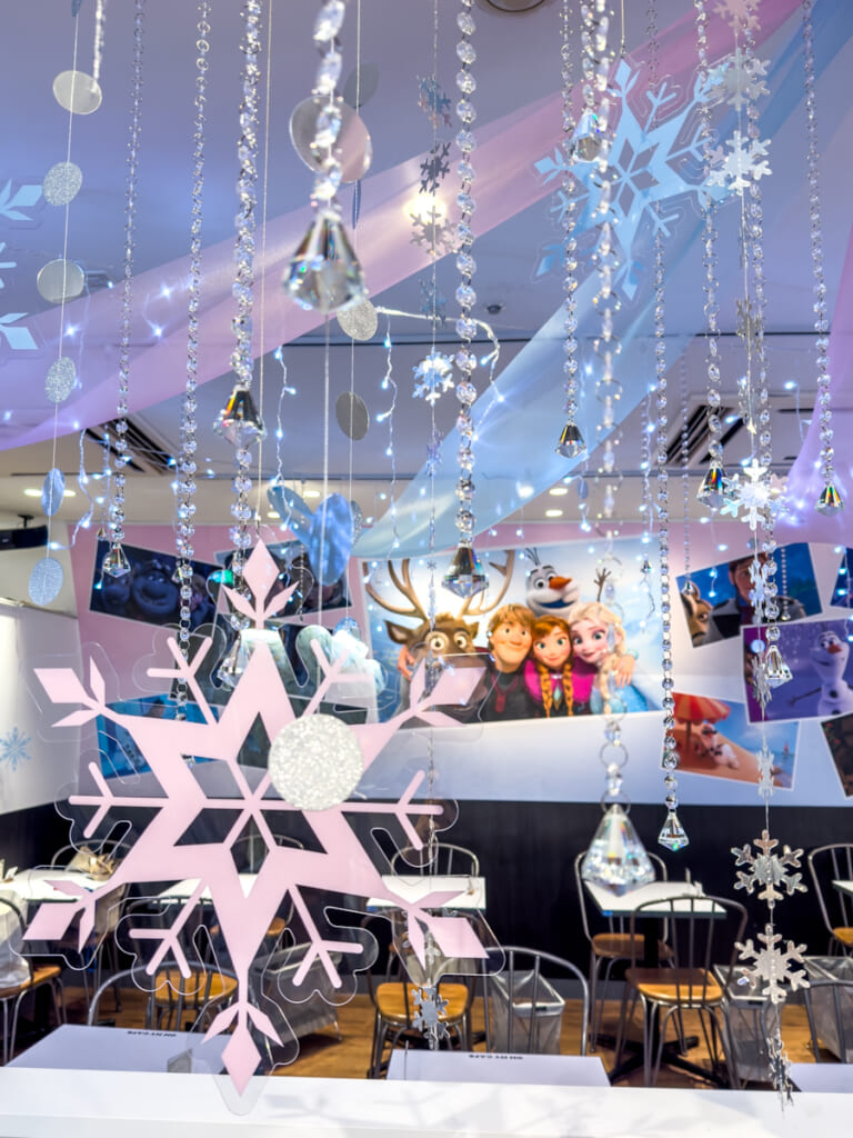 氷の世界で楽しめる！ディズニー『アナと雪の女王』OH MY CAFE